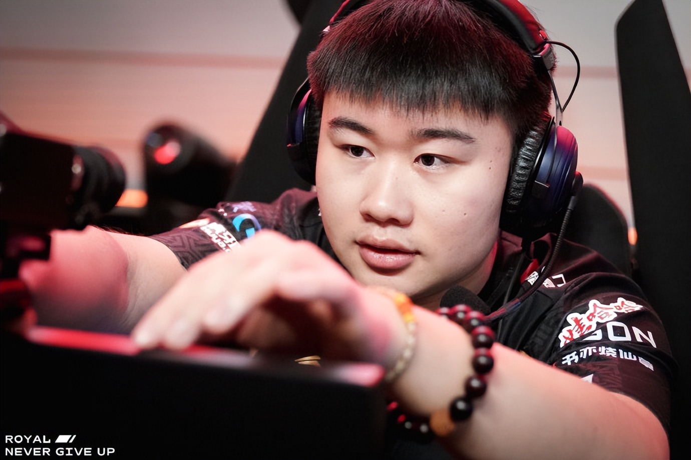 RNG太懂流量了！对战TT放狠话：上次揍完你不服？那再揍一遍！