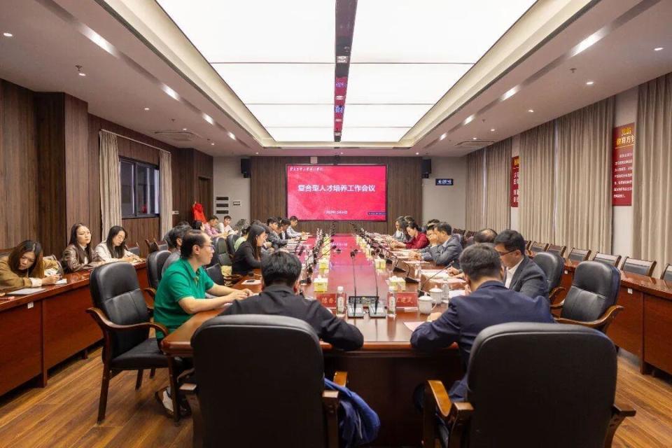 华珠复合型人才培养中心揭牌！构建“辅修+证书”双轨培养体系_腾讯新闻