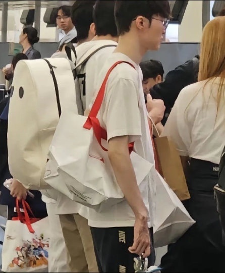 “Faker手腕畸形特写图”火了，不亚于Theshy的手伤，LPL选手惭愧_腾讯新闻