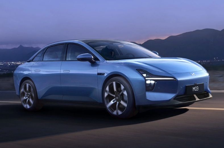 小鹏 MONA M03 标配电动掀背尾门，后备箱 621L 号称同级车型第一_腾讯新闻