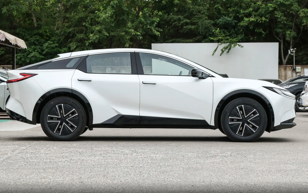 铂智3X“站”起来了，一汽丰田bz5照猫画虎，能闭眼入吗？_腾讯新闻