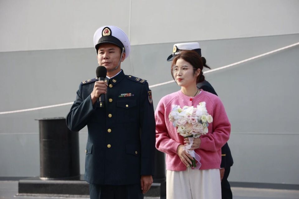 祝福！一名护航战士迟到368天的婚礼_腾讯新闻