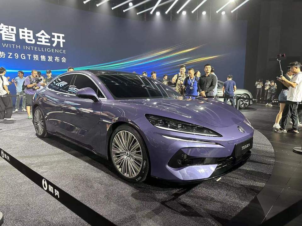 三厢版本一同首发，腾势Z9GT开启预售33.98万元起_腾讯新闻