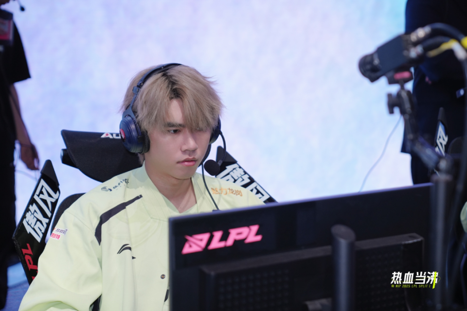 NIP破釜沉舟大换血！AKI离队骇客加盟辅助也要换人！Doinb放话要进世界赛！_腾讯新闻