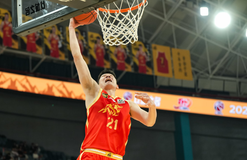 CBA官宣总决赛最新FMVP榜：布朗领跑胡金秋第二 周琦升北京第一_腾讯新闻