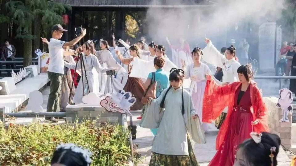 21年了，从王乐天上街到全民爆火，“汉服复兴”做对了什么_腾讯新闻