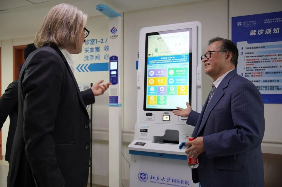 瑞士《新苏黎世报》驻华记者Matthias Kamp一行到访北大国际医院参访交流_腾讯新闻