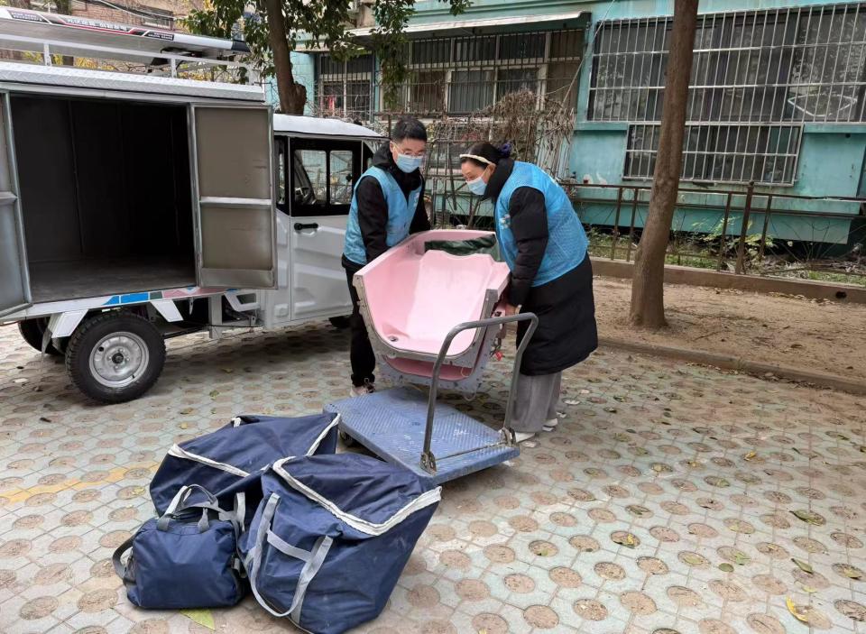 上门助浴师：我想为高龄失能者“澡”回体面_腾讯新闻