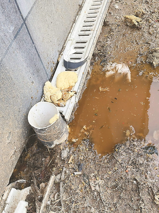 二楼直排半年的污粪水，究竟“臭”了谁？一楼住户600多次投诉遭遇“门难进”“磨洋工”_腾讯新闻