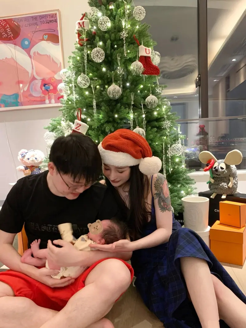 Uzi妻子分享圣诞照，一家三口甜蜜出镜，Mlxg看后直呼羡慕