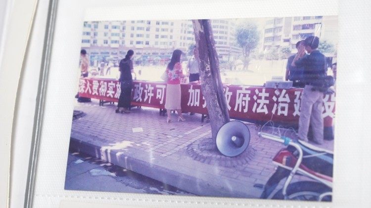 百姓记录 | 从大喇叭到科技加持 他见证了四十年全民普法路_腾讯新闻