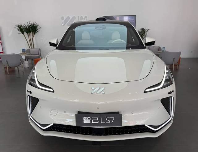 875V平台+灵蜥数字底盘，智己LS7焕新版来袭，卖32.99万起有戏吗_腾讯新闻