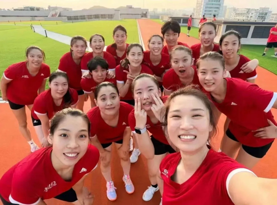 归队！季雨潇重回集训合影，她对中国女排有多重要？_腾讯新闻