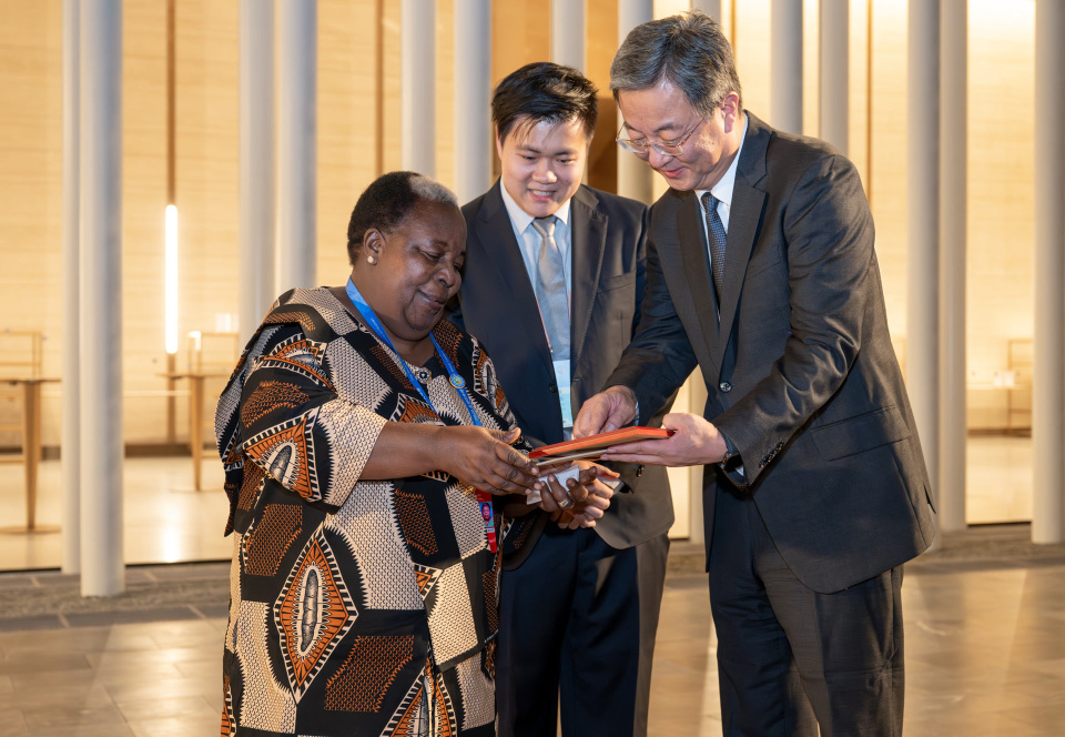 北京世妇会30年后，他们再同框_腾讯新闻