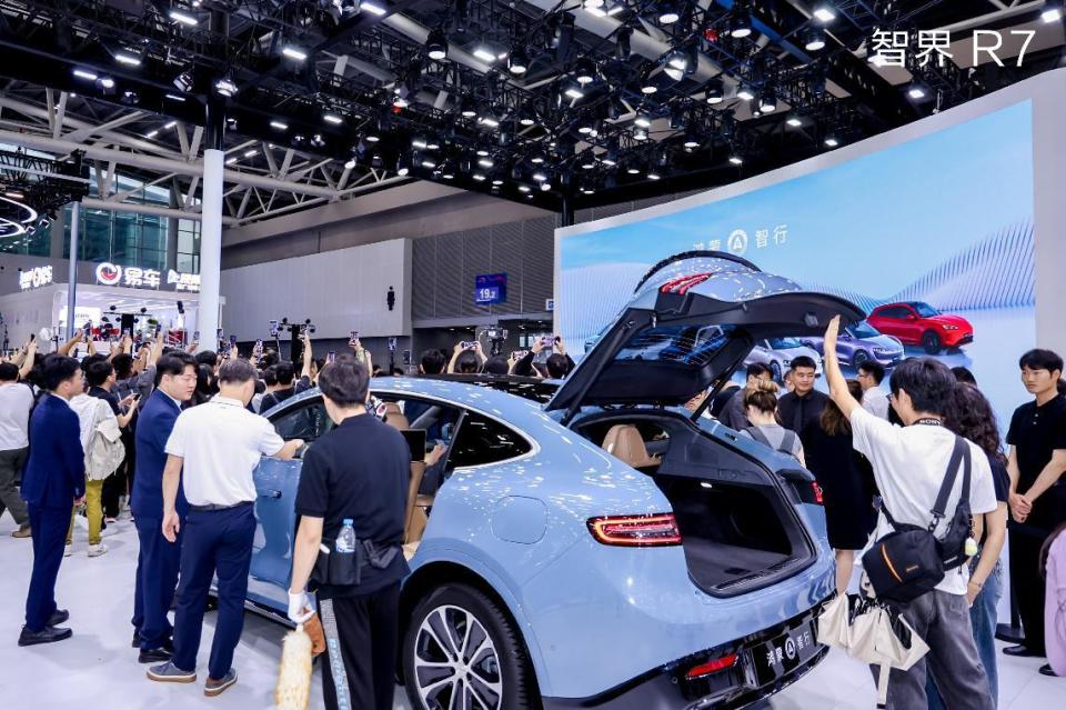 智界R7累计大定突破42000台，已成为纯电SUV市场新晋黑马_腾讯新闻