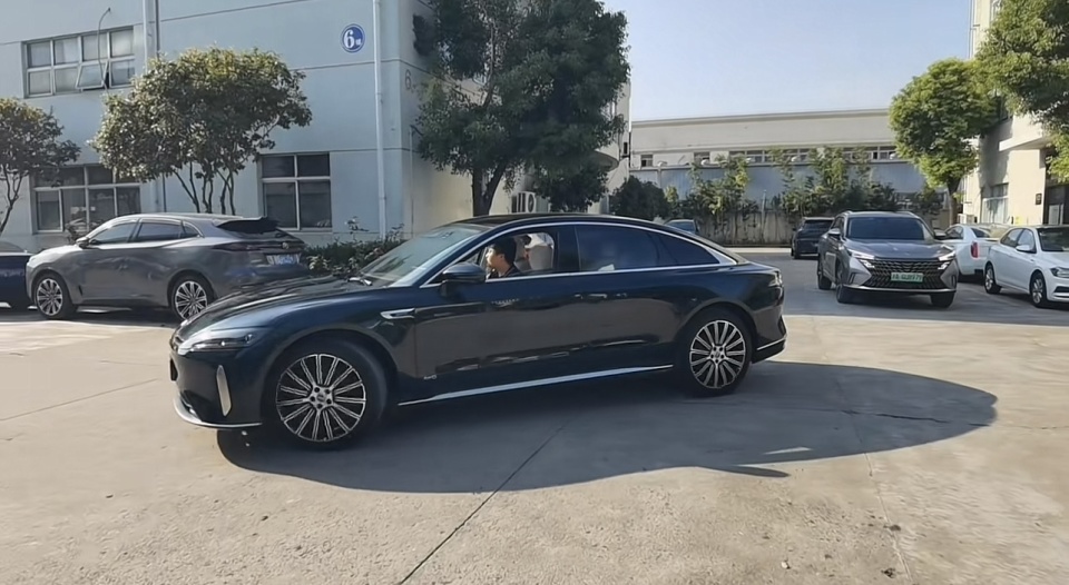 奇瑞风云A9实车现身，长超5米+4座布局，配524马力+续航2000km_腾讯新闻