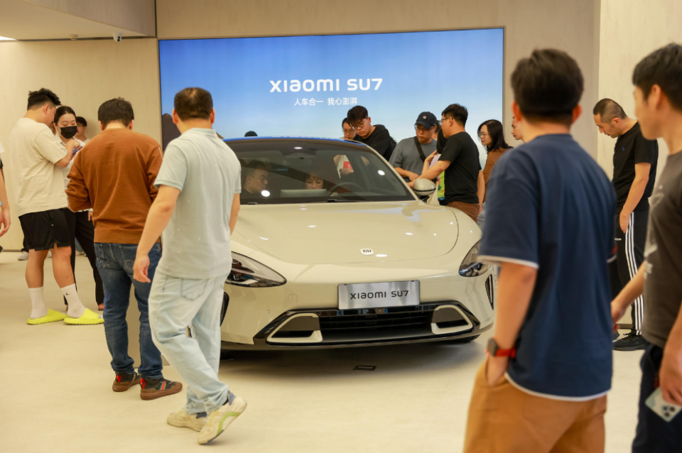 小米SU7车险首年价格在6000-8000元，公司回应车险保费和50多万油车相近_腾讯新闻