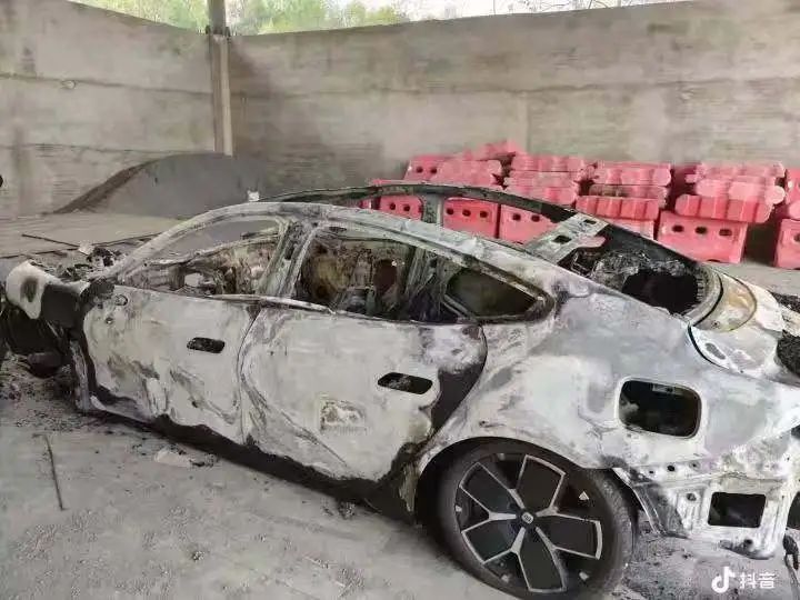 小米SU7车祸爆燃致三人遇难，事发前两秒智驾才提醒，网友：谁还信得过？_腾讯新闻
