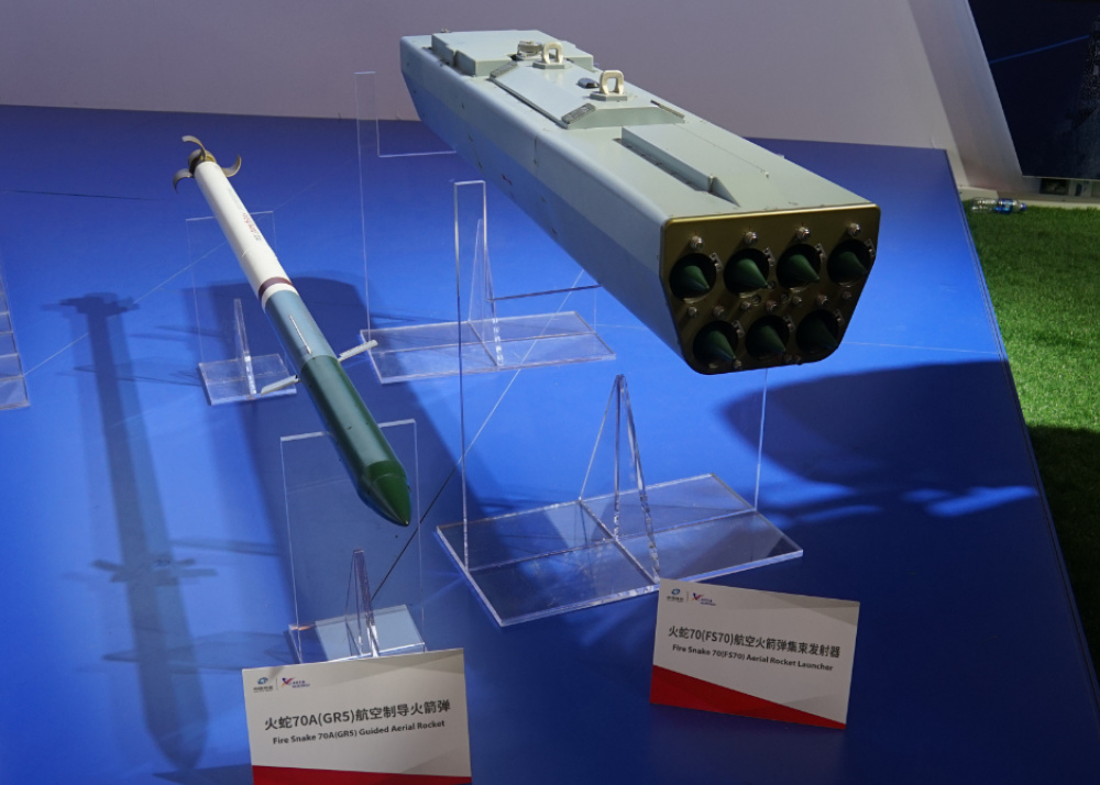 小飞棍来咯！直10装备“火蛇”新型制导火箭，多出14枚小导弹_腾讯新闻