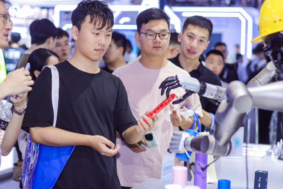 成立一年半累计融资超 20 亿，这个团队想搞定具身智能最难的「数据瓶颈」_腾讯新闻