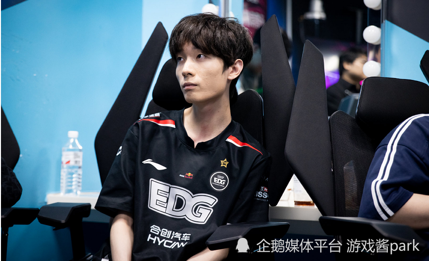 疯狂星期四！957确认UZI复出加入EDG，LGD首局碾压战胜JDG_腾讯新闻