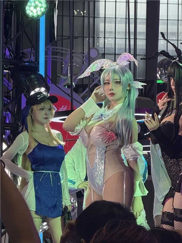 BW2025《棕色尘埃2》展台大火：韩国知名Coser太性感了！_腾讯新闻