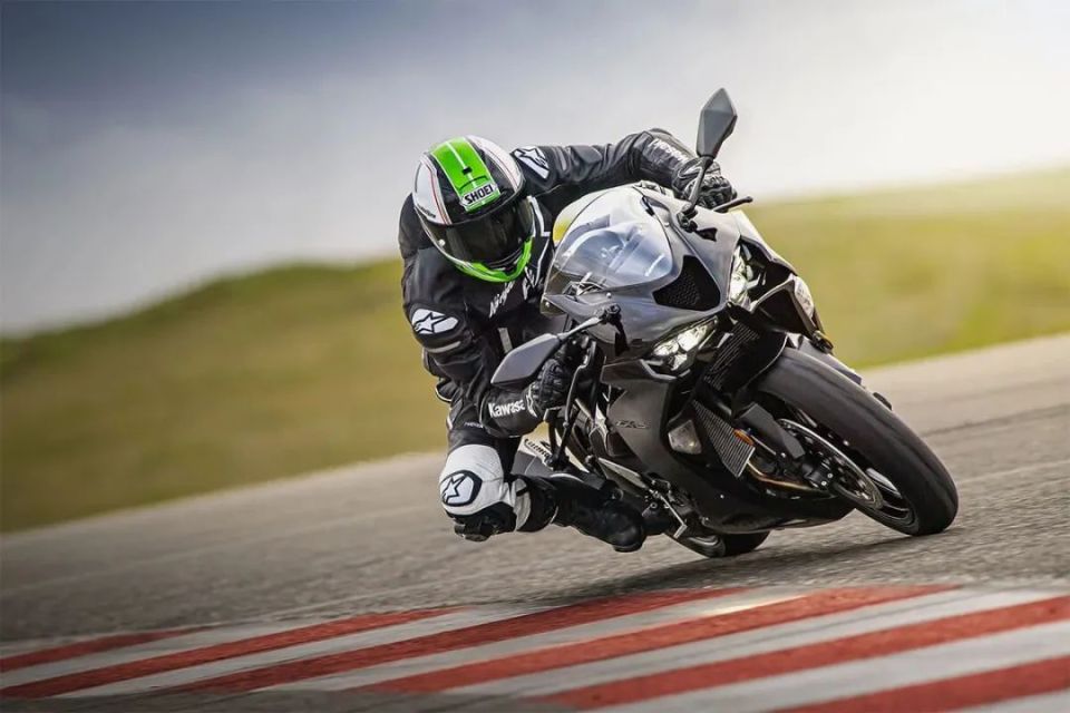 11，299美元起！川崎ZX-6R新款海外上市，前脸大变，配置小幅度提升_腾讯新闻