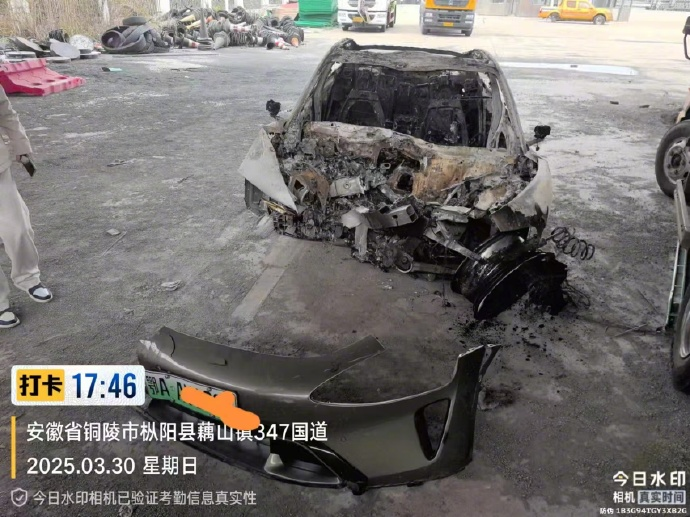 小米SU7高速车祸致3死，网友质疑车门断电后无法打开，工作人员回应_腾讯新闻