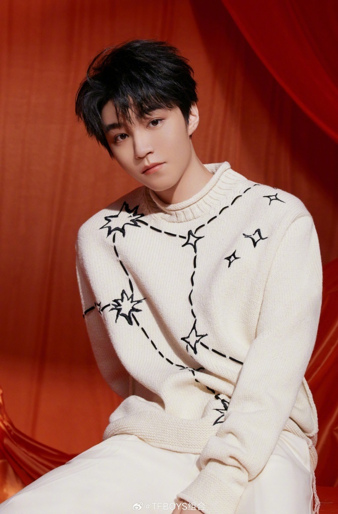 TFBOYS发布最新官方合照写真：共同见证少年由青涩懵懂到璀璨耀眼_腾讯新闻