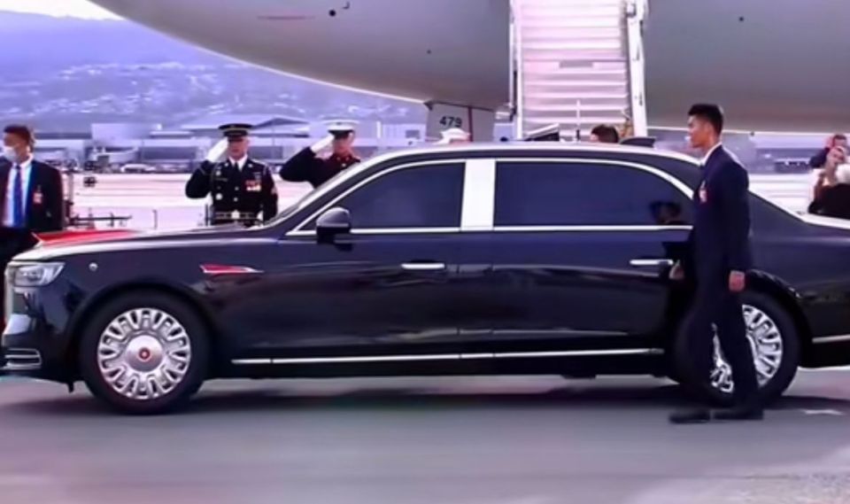 揭秘中国顶级座驾!年产5台,V12红旗N701随团访美,拜登:就像迈巴赫_腾讯新闻