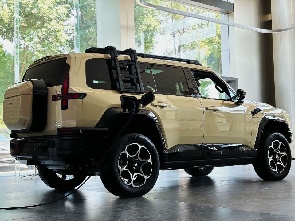 猛士M817到店实拍，车长5米1+华为乾崑，双电机551马力+空气悬架_腾讯新闻