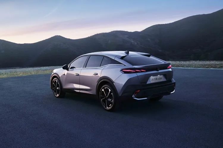 入门即高配，15.37万起， 2025款标致408X怎么样？_腾讯新闻