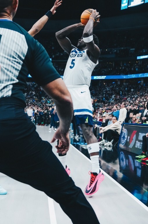 圣诞大战经典局！约基奇56分大号三双，掘金加时险胜森林狼_腾讯新闻