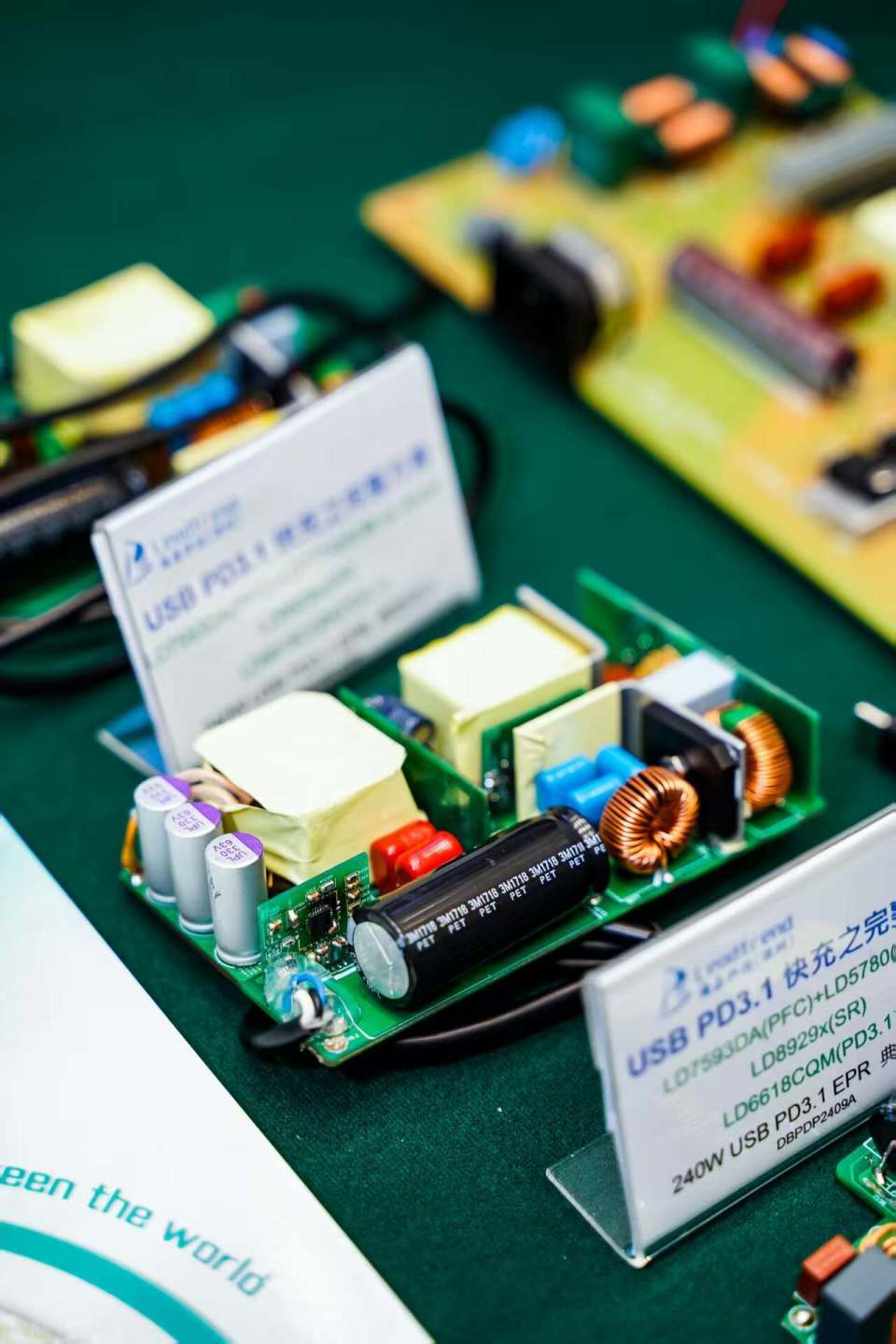 现场速递｜面向 iPhone17 的 AVS 快充芯片与参考方案在2025（秋季）亚洲充电展集中亮相_腾讯新闻
