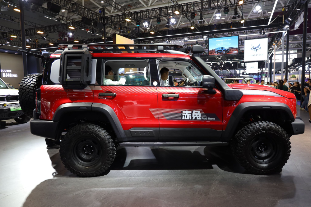 北京越野BJ40赤兔版值不值得，10万的差价带来了哪些升级？_腾讯新闻