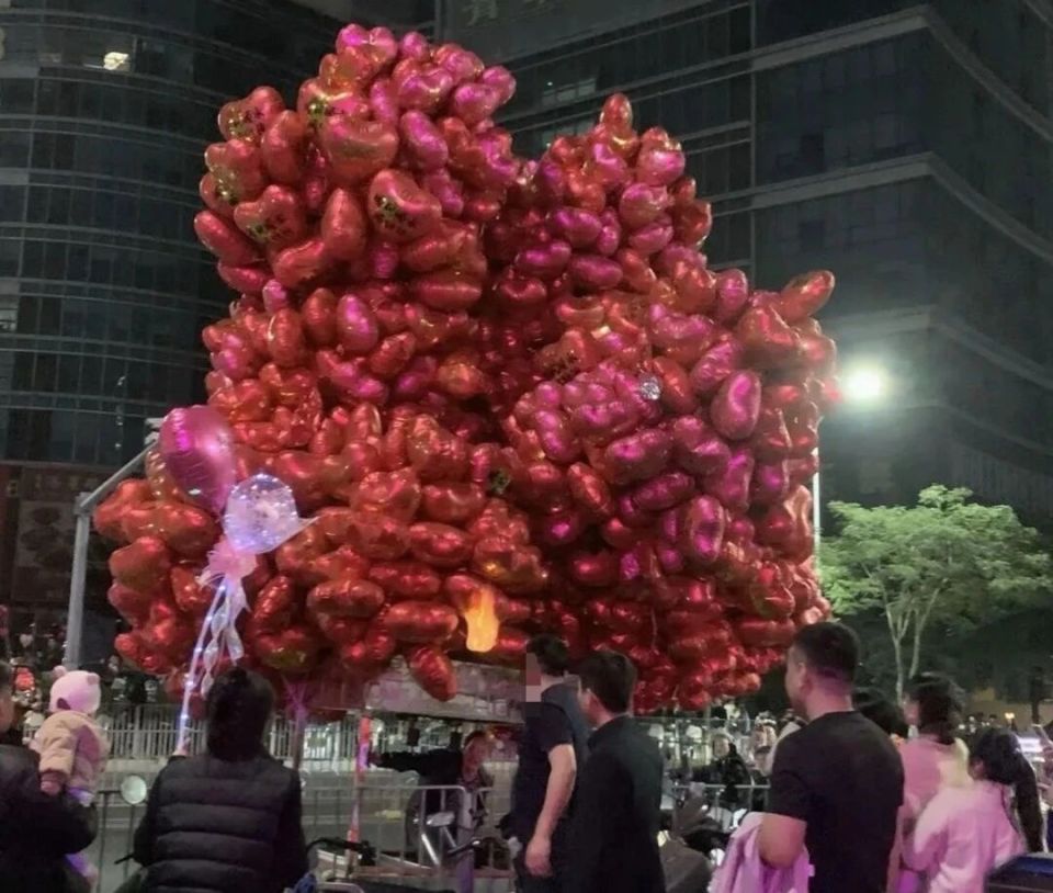 手欠？广东一男子跨年夜点燃商贩气球，瞬间引起大火_腾讯新闻