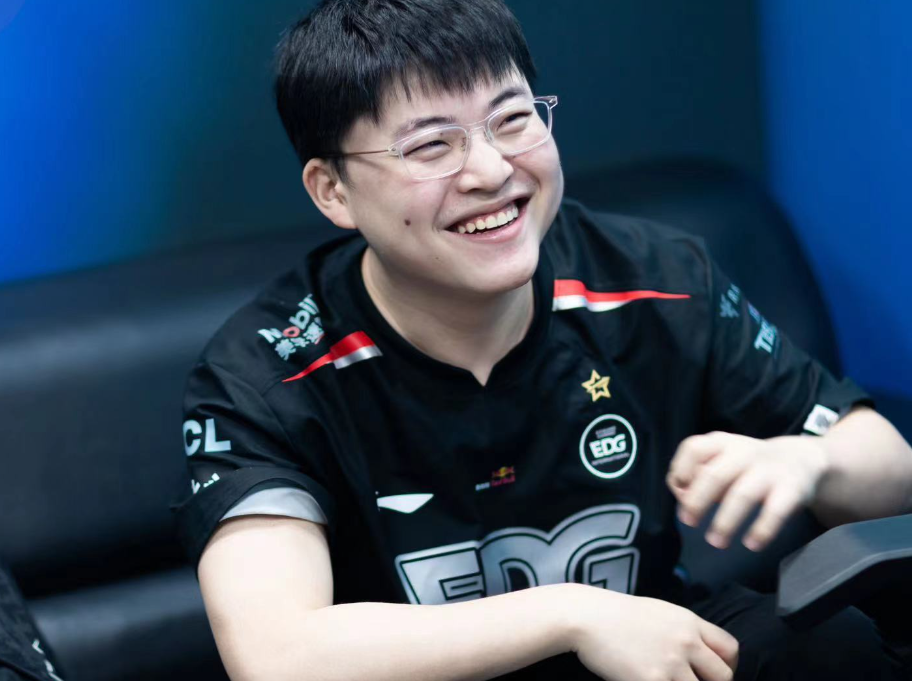 UZI彻夜未眠：通宵韩服打排位，EDG季后赛形势不乐观_腾讯新闻