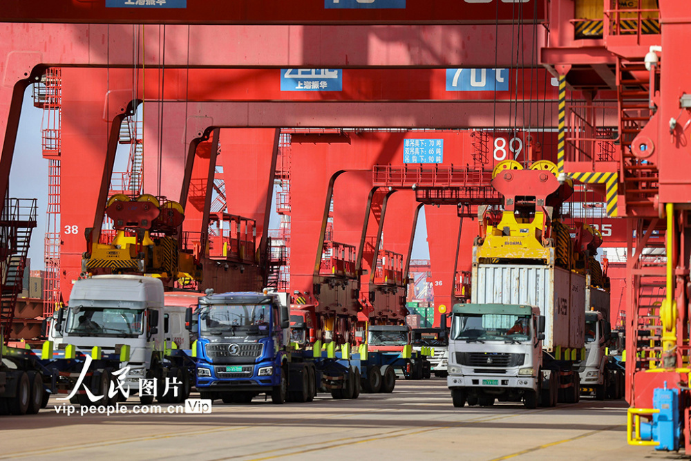 山东港口青岛港前湾集装箱码头：集装箱装卸繁忙有序_腾讯新闻