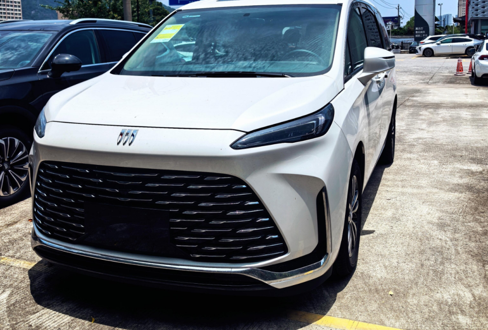 全新别克GL8陆上公务舱实车到店，内外看齐GL8陆尚，配2.0T+独悬_腾讯新闻