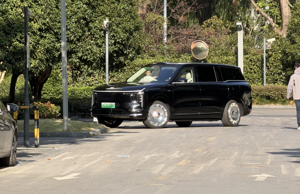 智己LS9现身街头，凯雷德既视感+530马力，配双腔空悬+四轮转向_腾讯新闻