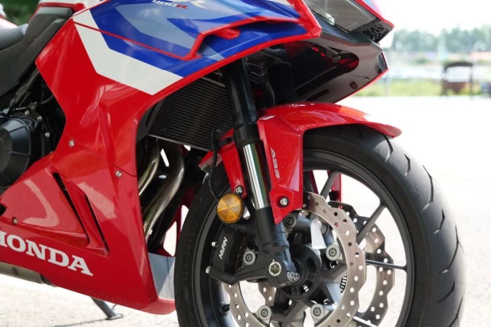车评特辑：“低调”的Honda CB400F，细微之处见真章_腾讯新闻