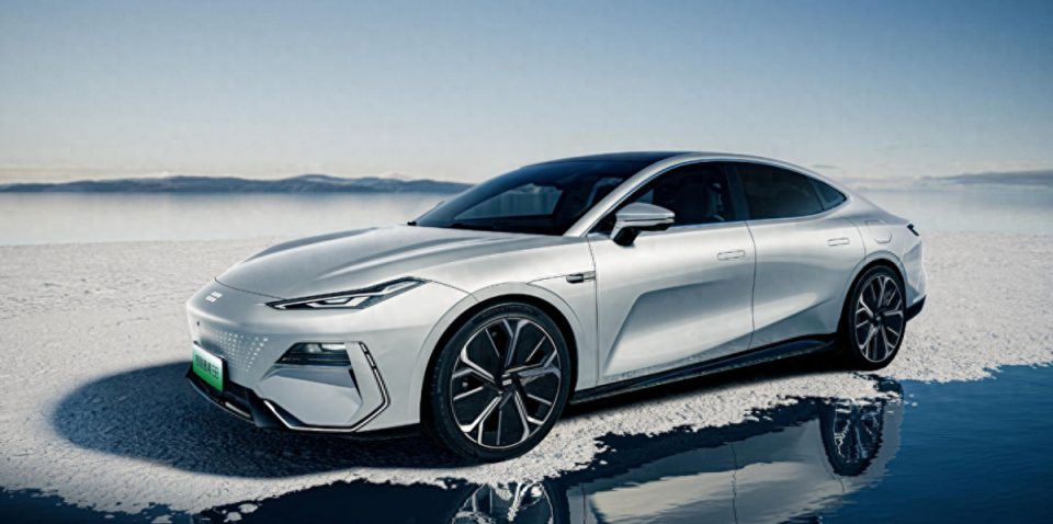 吉利银河E8：外观神似“纯电小帕美”，5米车长+8K大屏剑指汉EV！_腾讯新闻