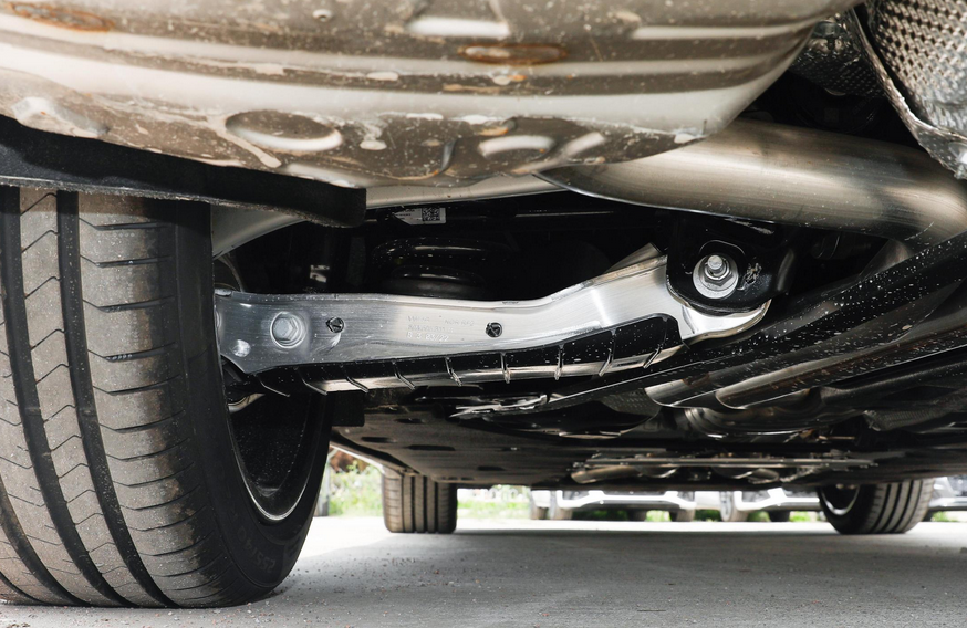 奥迪A6L搭载DLZ发动机＋真皮材质座椅，3.0T动力表现强悍_腾讯新闻