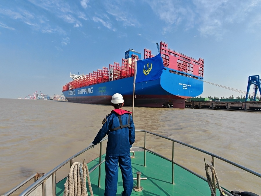 全国首制！16000TEU“绿色巨轮”在沪完成首次甲醇加注_腾讯新闻