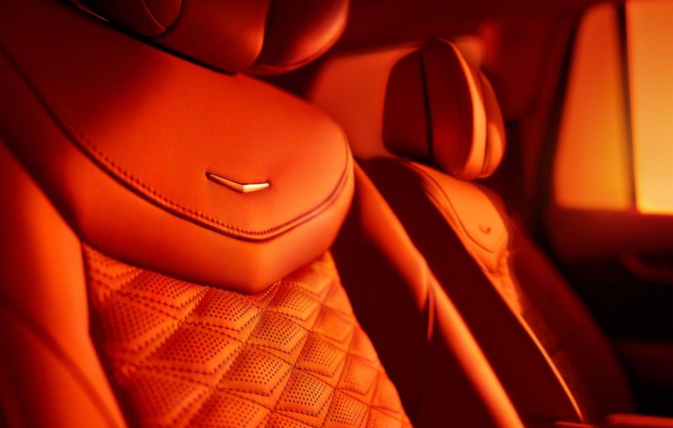 豪华大型SUV普惠者 限时一口价34.99万起 新XT6上市_腾讯新闻