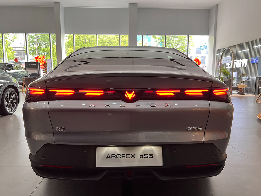 预算够不到小米SU7/智己L6？可以考虑一下TA——极狐阿尔法S5实拍_腾讯新闻