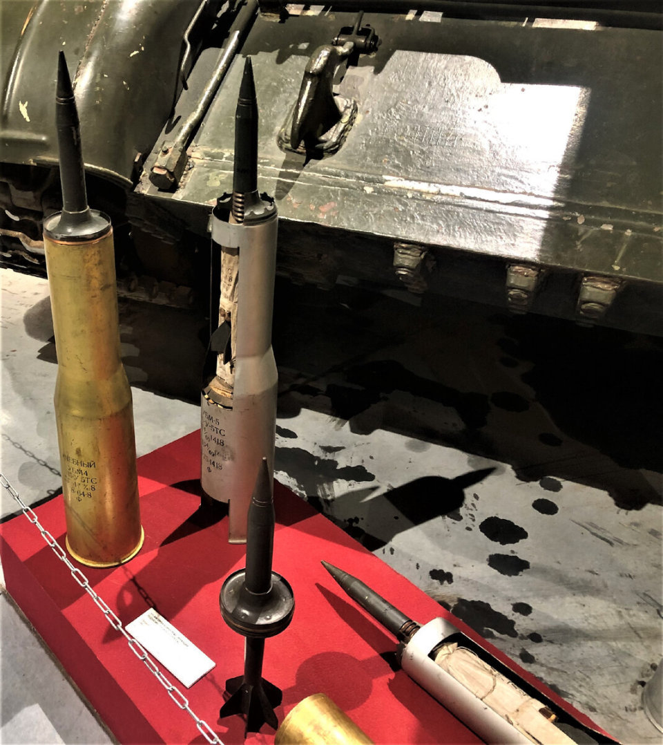 125毫米坦克炮D-81的尾翼稳定脱壳穿甲弹（APFSDS）弹药。_腾讯新闻