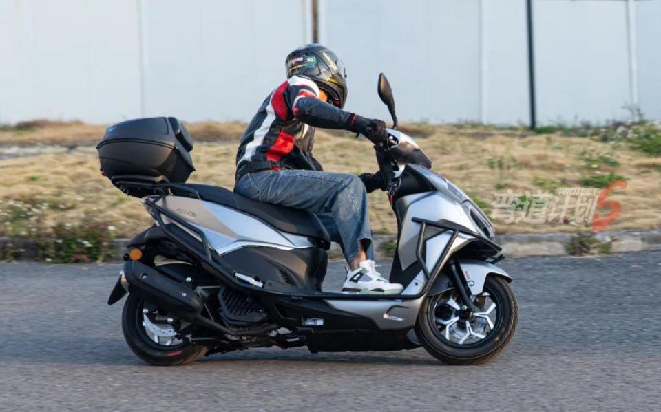 QJMOTOR鸿150RS试驾报告丨新行业标杆_腾讯新闻