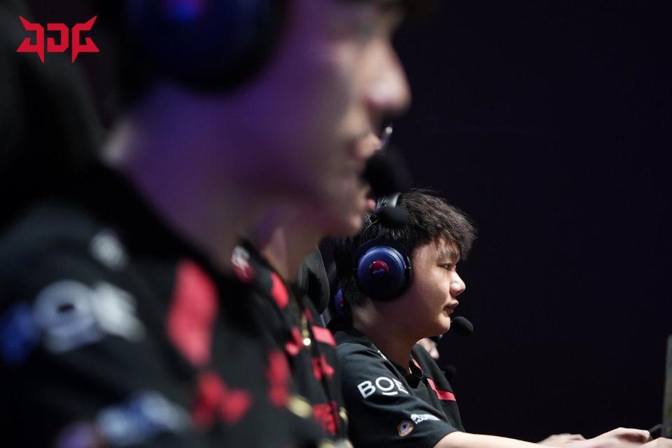 御三家集合了！WE、RNG与EDG全部掉入涅槃组，时代变了呀_腾讯新闻