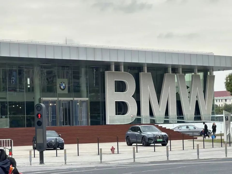 华晨宝马首位女CEO上阵：销量领跌BBA后，如何救场？_腾讯新闻